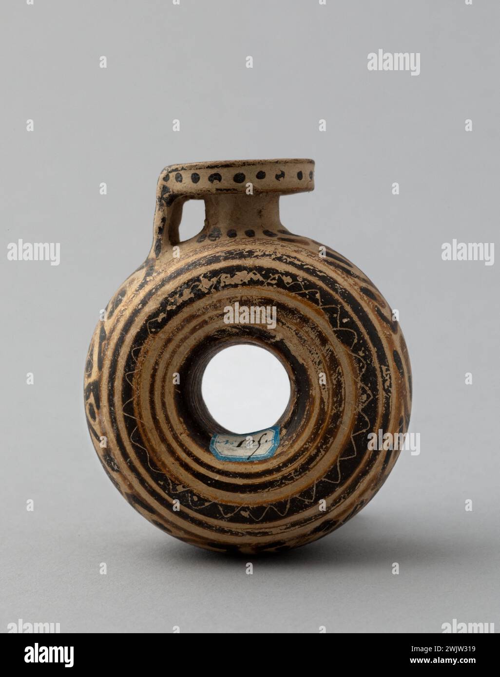 Annular aryballe with wild boar decor. Black figures. Corinth (Greece ...