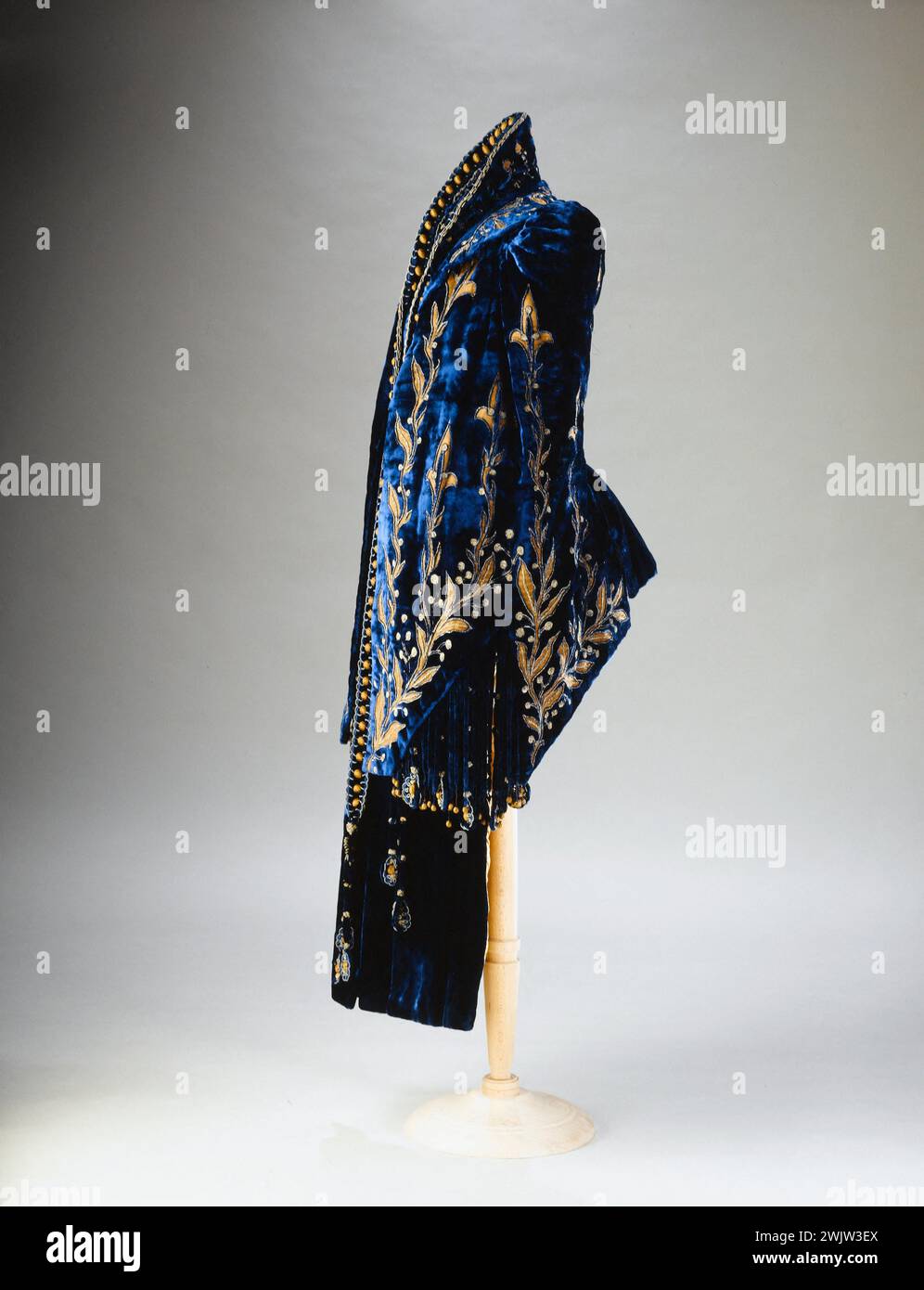 J. Gilles et Cie. Visit. Blue plush, gold embroidery, lined with white ...