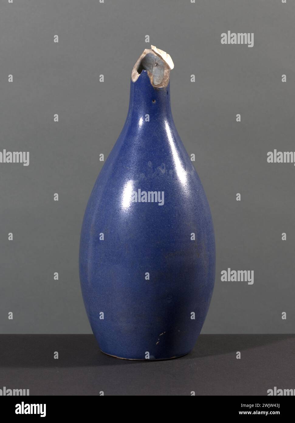 Vase. Blue monochrome covered porcelain, Qing dynasty (1644-1912 ...