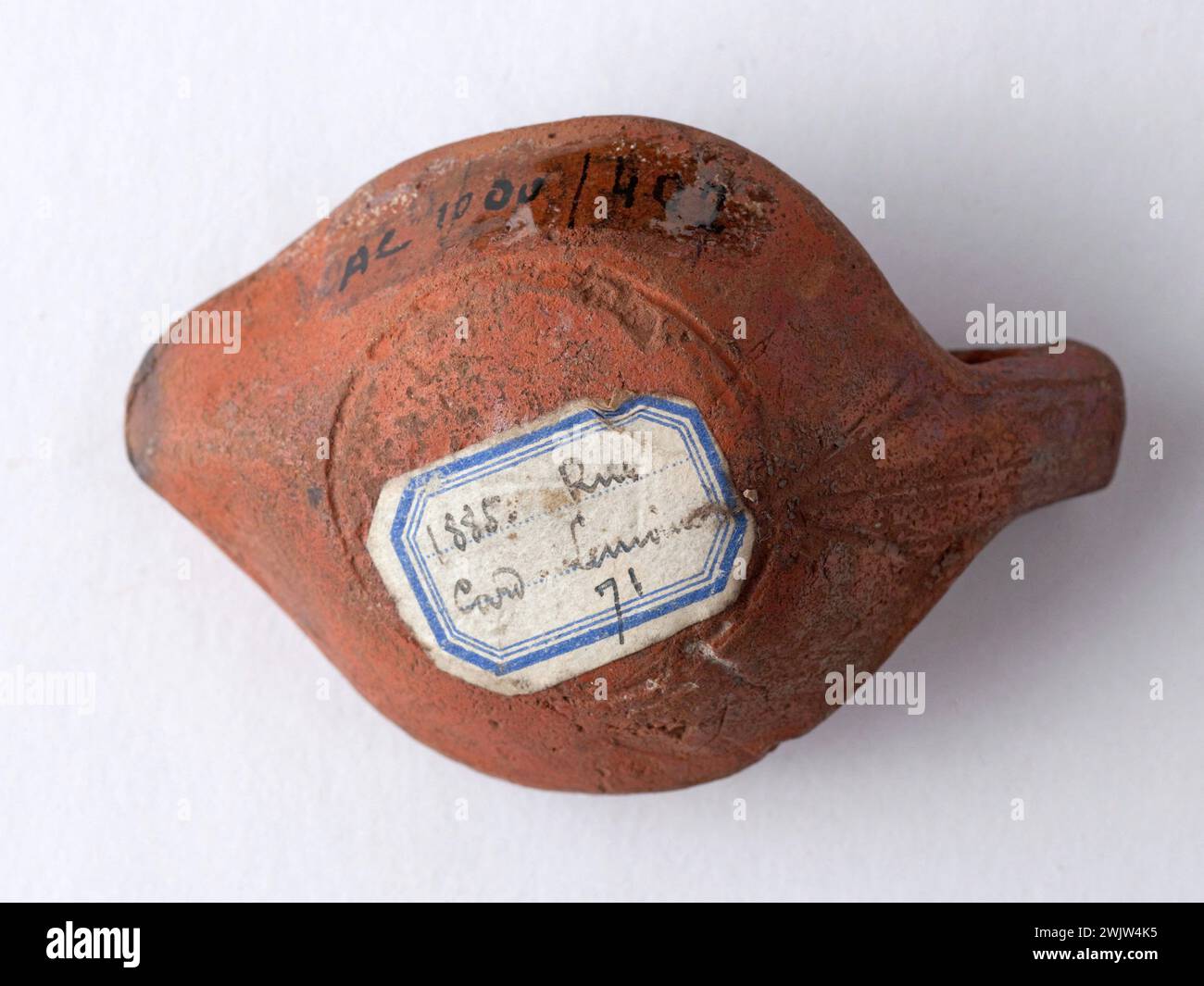 Oil lamp. 71, rue du Cardinal Lemoine (1885), coll. MAGNE. Terracotta ...