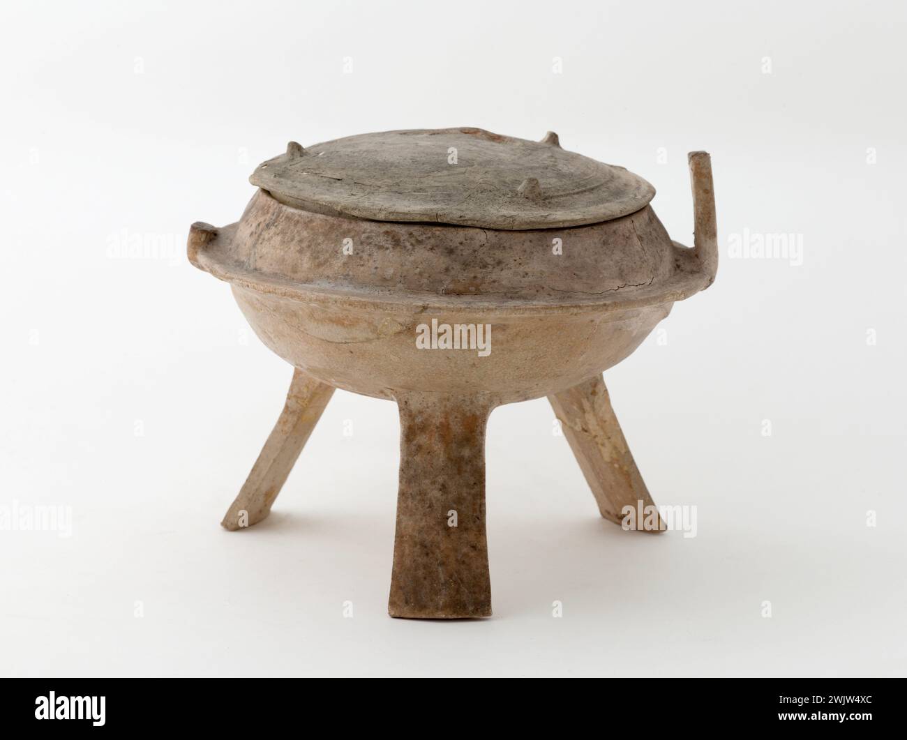 Tripode with vertical handles and lid ". Terracotta. Vietnam-Xe-Xive s ...