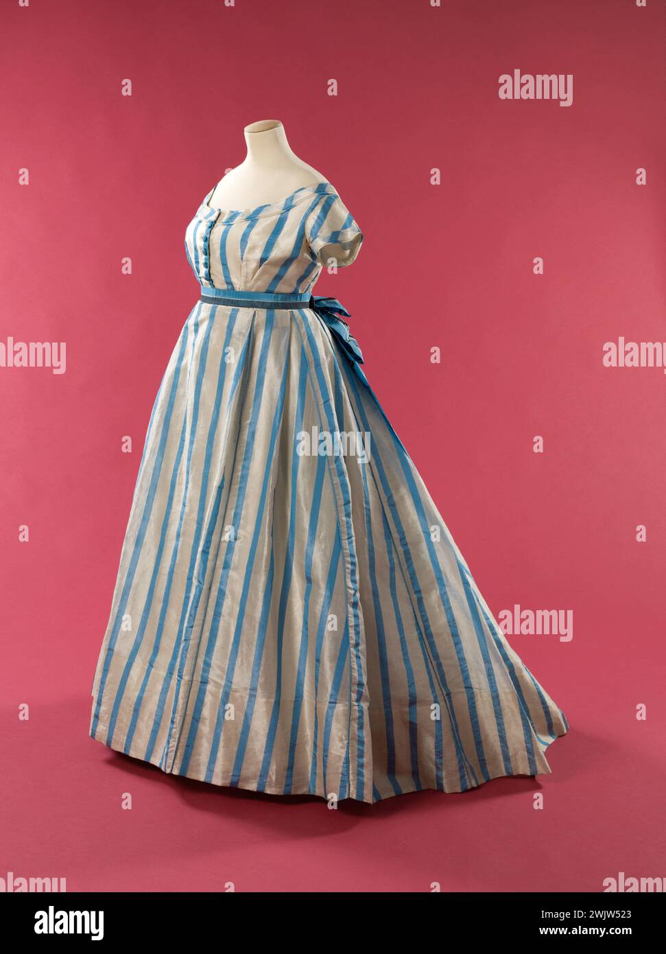 Decollete ovale hi-res stock photography and images - Alamy