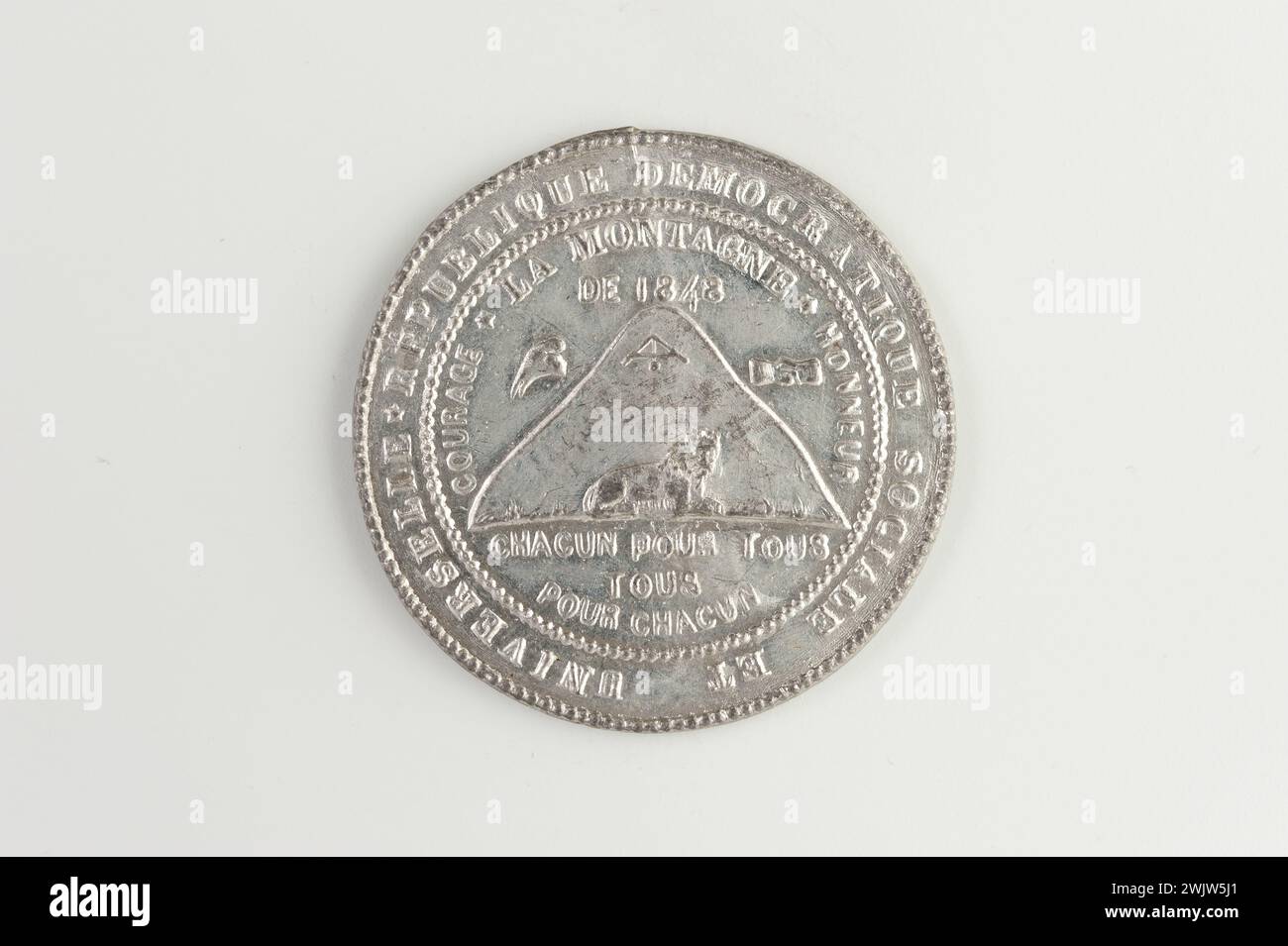 Carnavalet museum, medal collection Straight in the center, two frogs ...