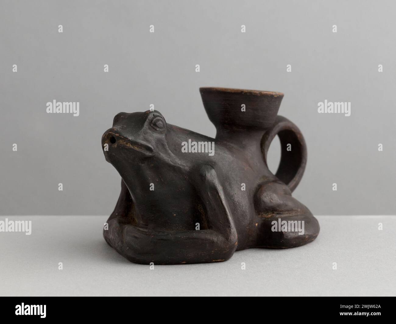 Guttus in the shape of a frog. Molded terracotta. Apulie (Italy), 4th ...