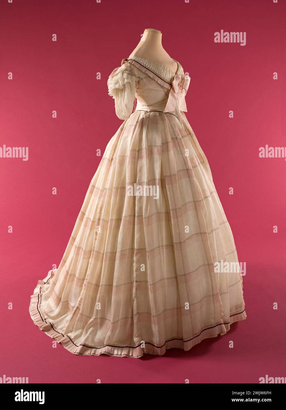 Ball gown. Black and pink grid silk muslin, pink silk ribbons. Around ...