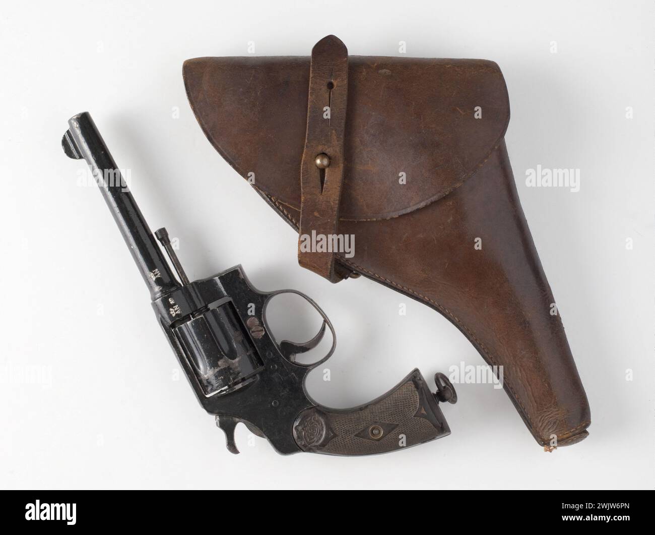 Armed. Regulatory revolver - 6 strokes - Spanish 1892 model. Bronzed ...