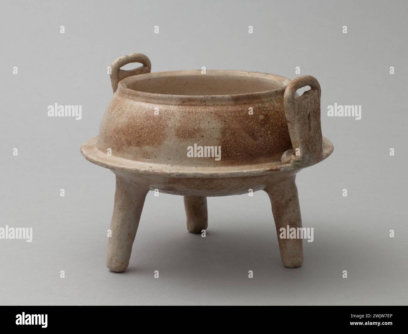 Tripod pot. White sandstone with covered. Janse, Lach Truong, burial 6 ...
