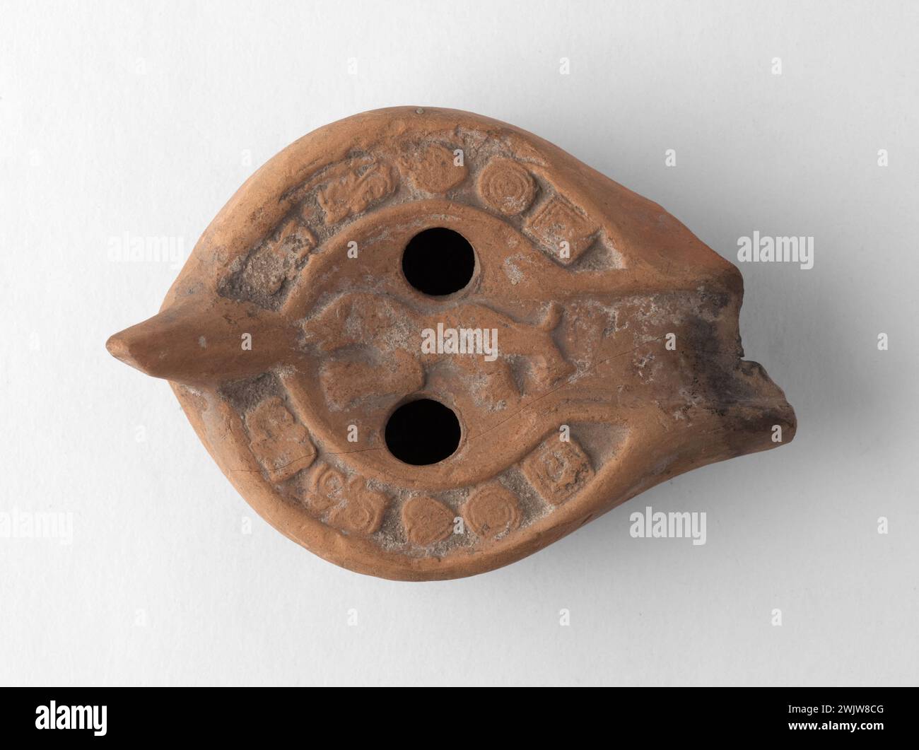 Oil lamp. Terracotta. Late Antiquity. Lion, geometric patterns. Capitan ...