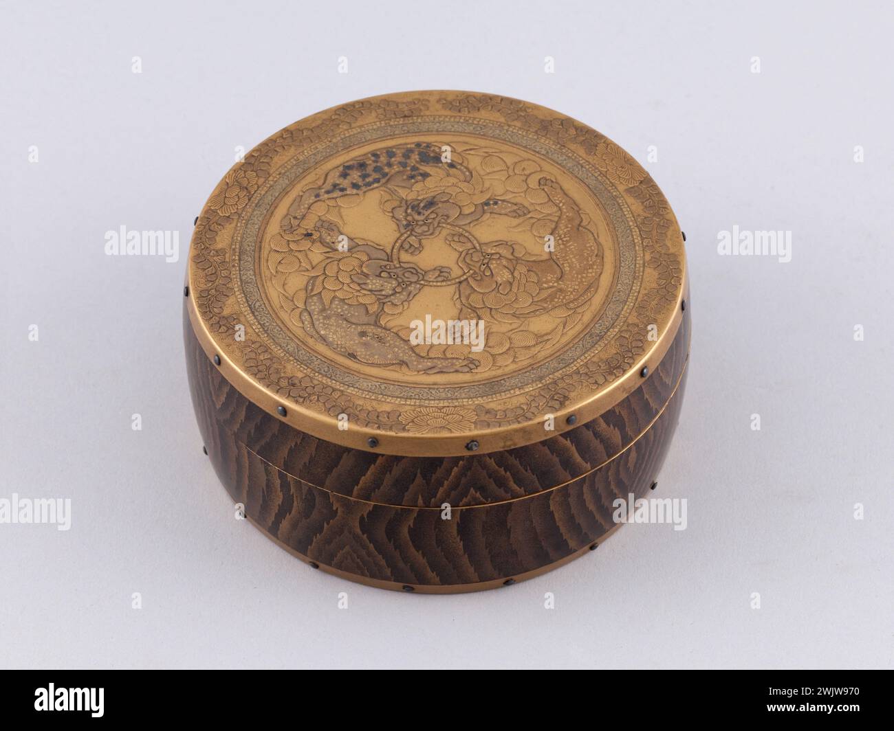 Anonymous. Round box forming drum, in gold lacquer imitating wood ...