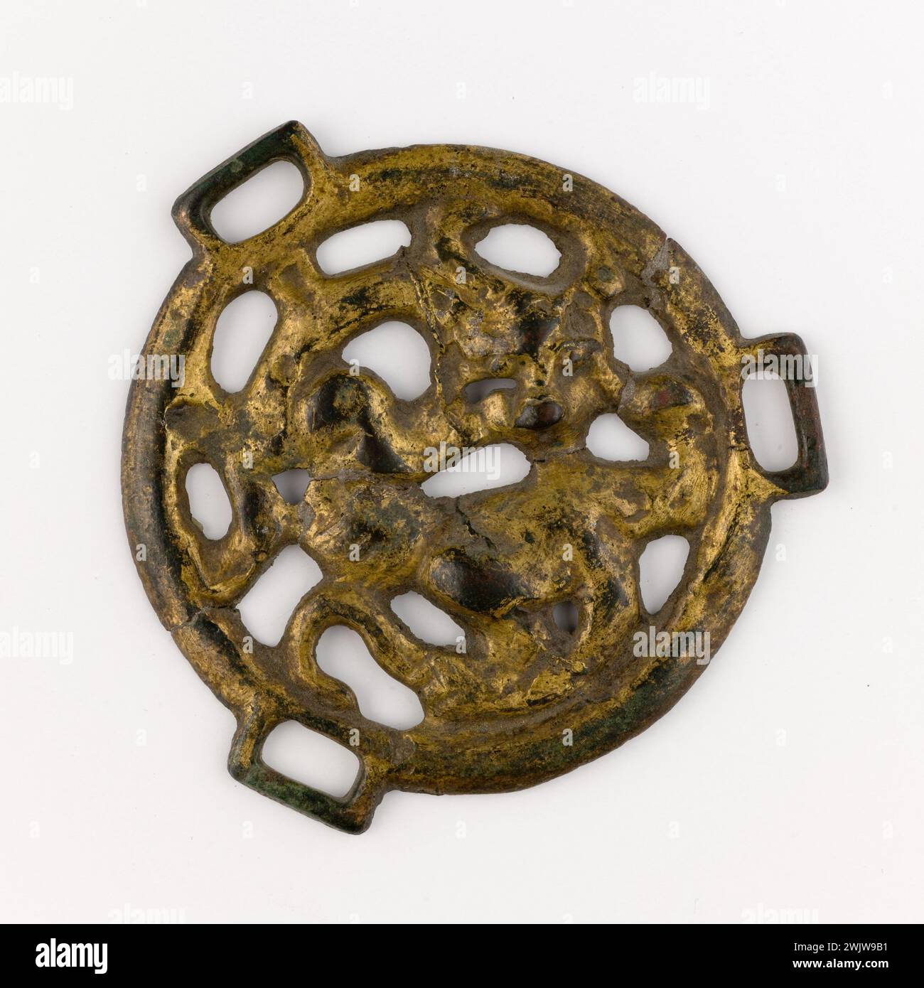 Buckle. Bronze, China, Han dynasty (206 BC AP.J.-C.). Paris, Cernuschi ...