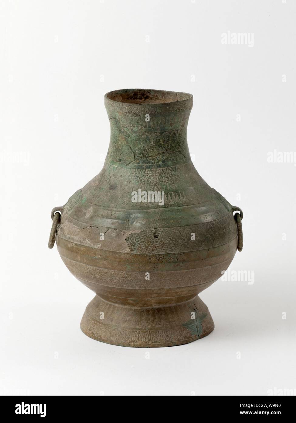 Vase ". Bronze. China, Han. Paris dynasty, Cernuschi museum. 72359-10 ...