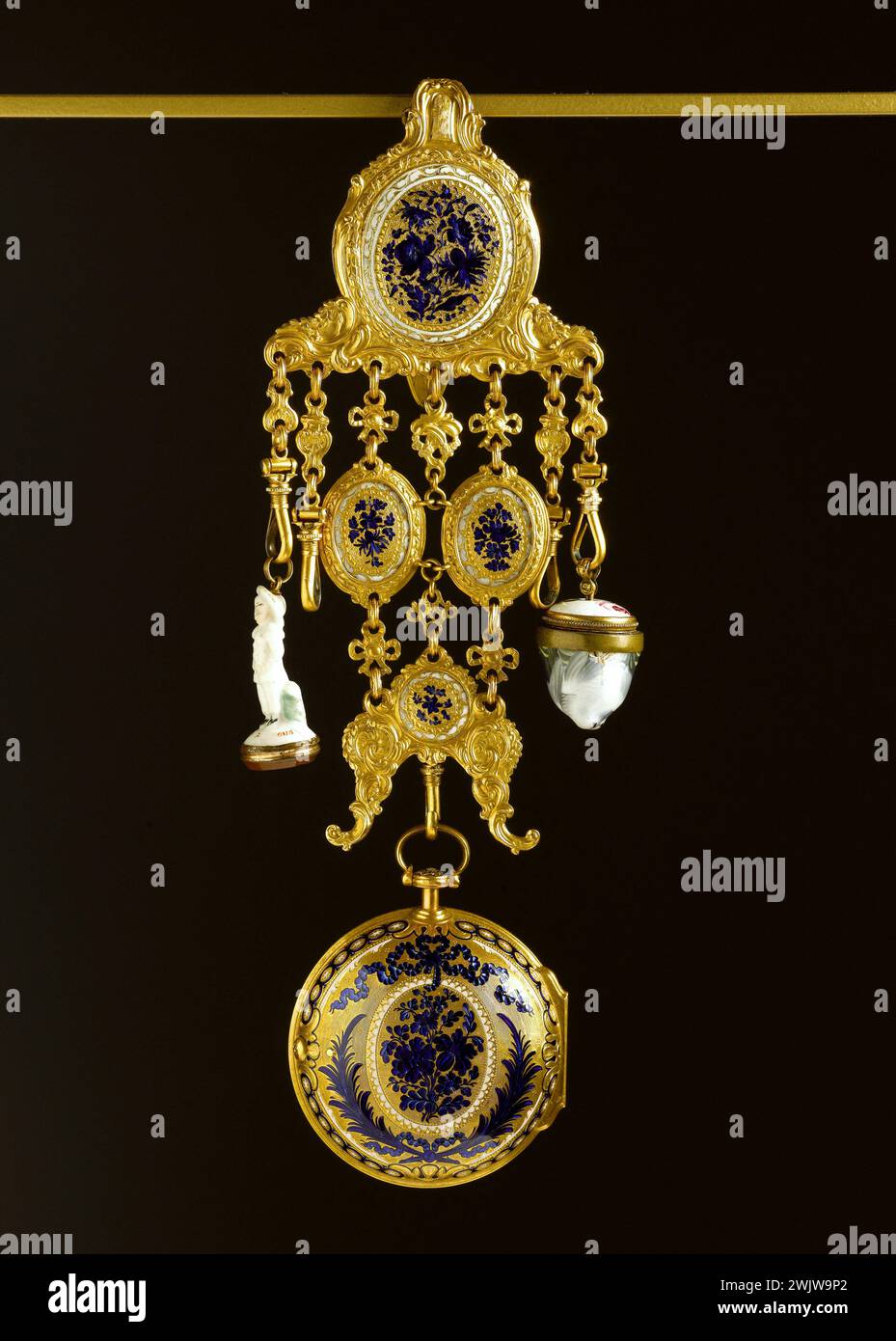 John Ellicott (1706-1772). Gold châtelaine with floral patterns in ...