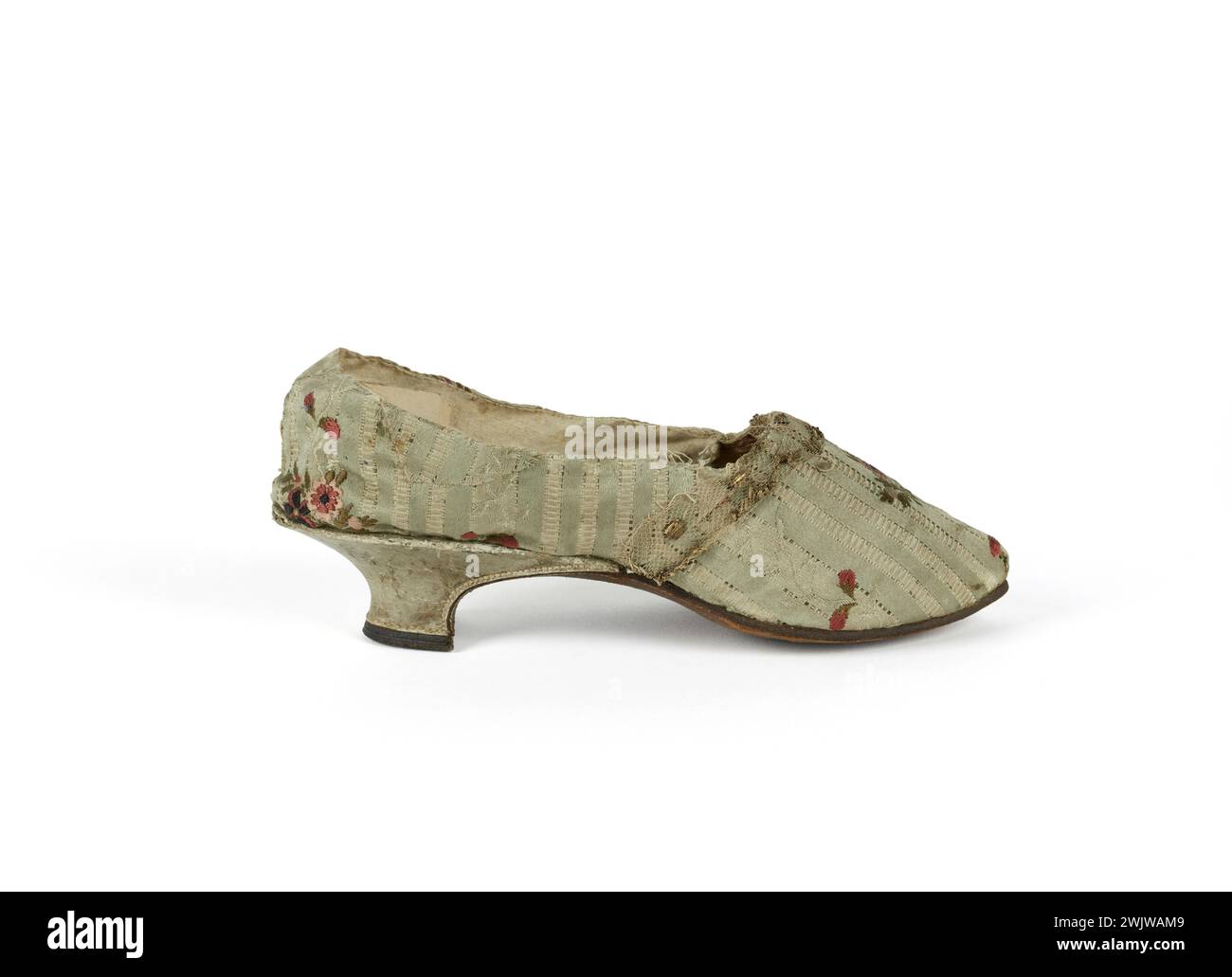 Anonymous, shoe, 1780. Silk shaped Pékinée cream on the stem and blue ...