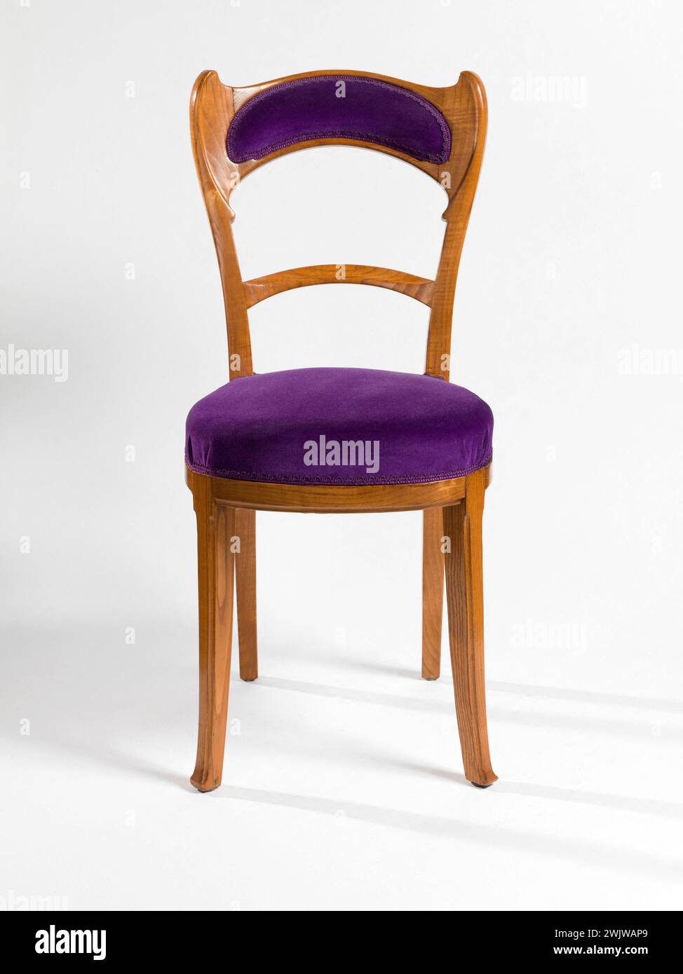 Henri Sauvage (1873-1932). "Café de Paris" chair. Oak ; Garnish: purple ...