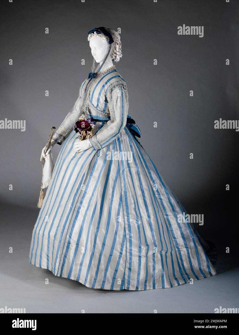 Dress with several bodices, in white silk gauze, blue striped, puy lace ...