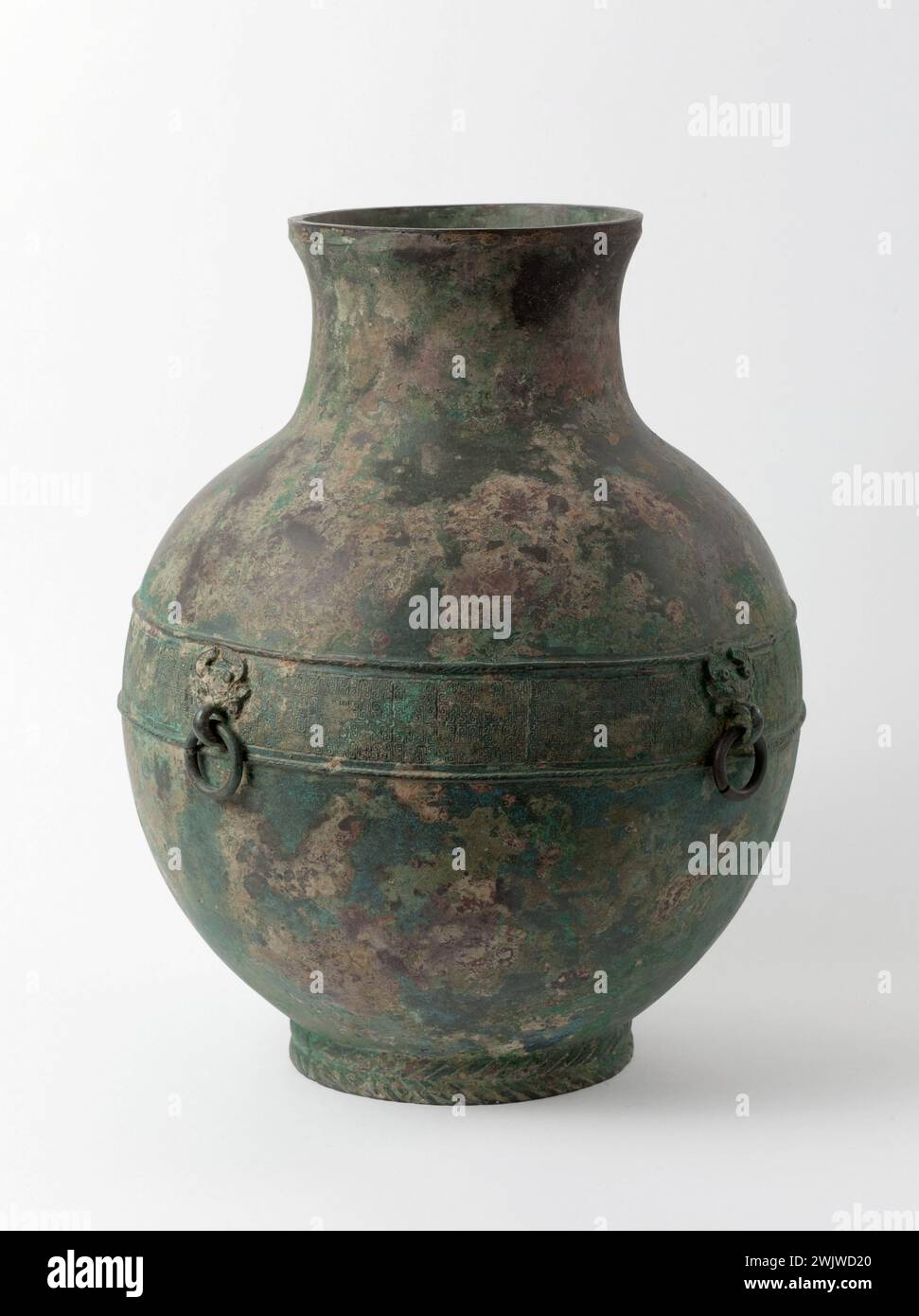 Urn ". Bronze. China, Han. Paris dynasty, Cernuschi museum. 72773-2 ...