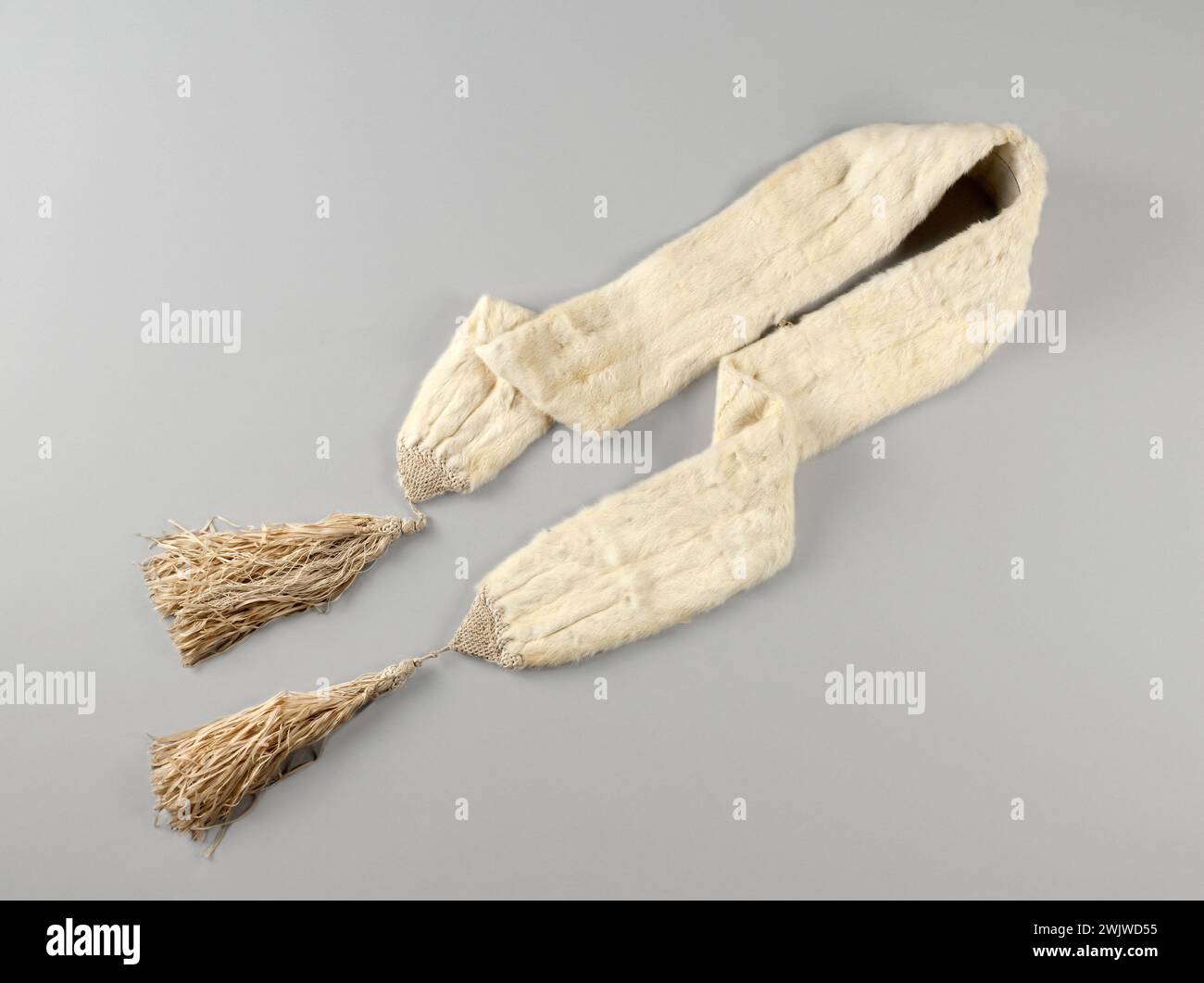 Worth. "Stole". Ermine. Ivory switchboard. Around 1909. Galliera ...