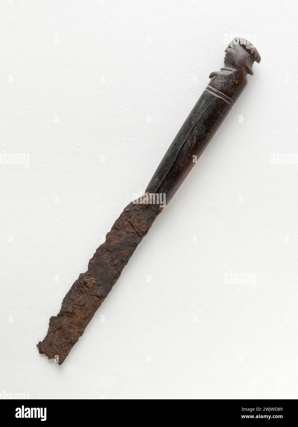 Surgery knife. Sculpted and metal bone, 1200-1400. Paris, Carnavalet ...