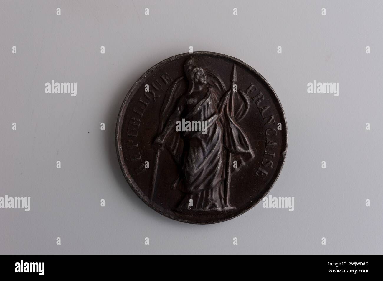 Carnavalet museum, medal collection Right between two oak branches ...