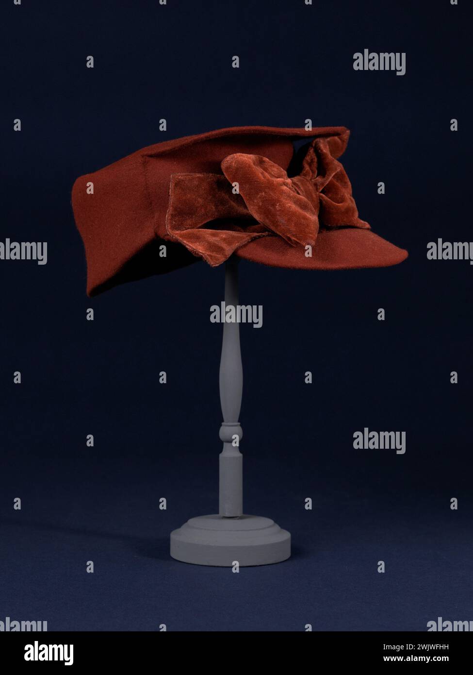 Aviator" cap with red felt, double visor garnished with a large velvet ...