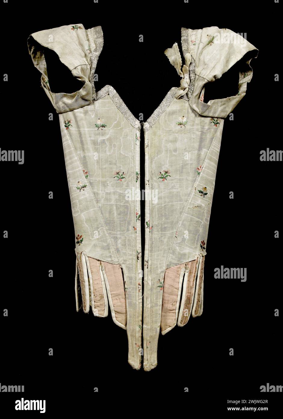 Body with regional costume disguise. Taffeta Paper, moiré, silk, cream ...