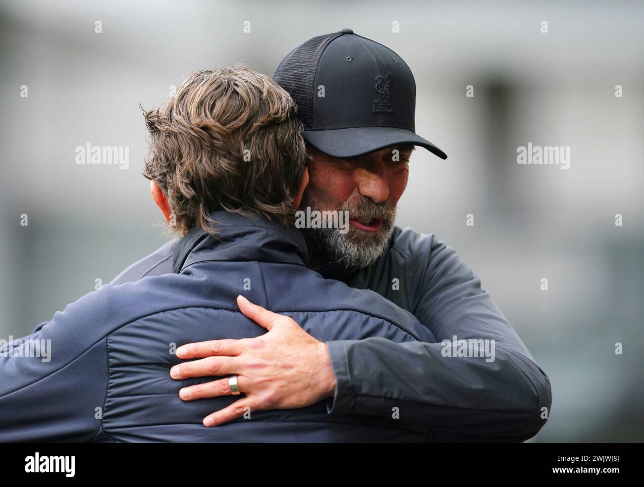 Liverpool manager Jurgen Klopp (right) embraces Brentford manager ...