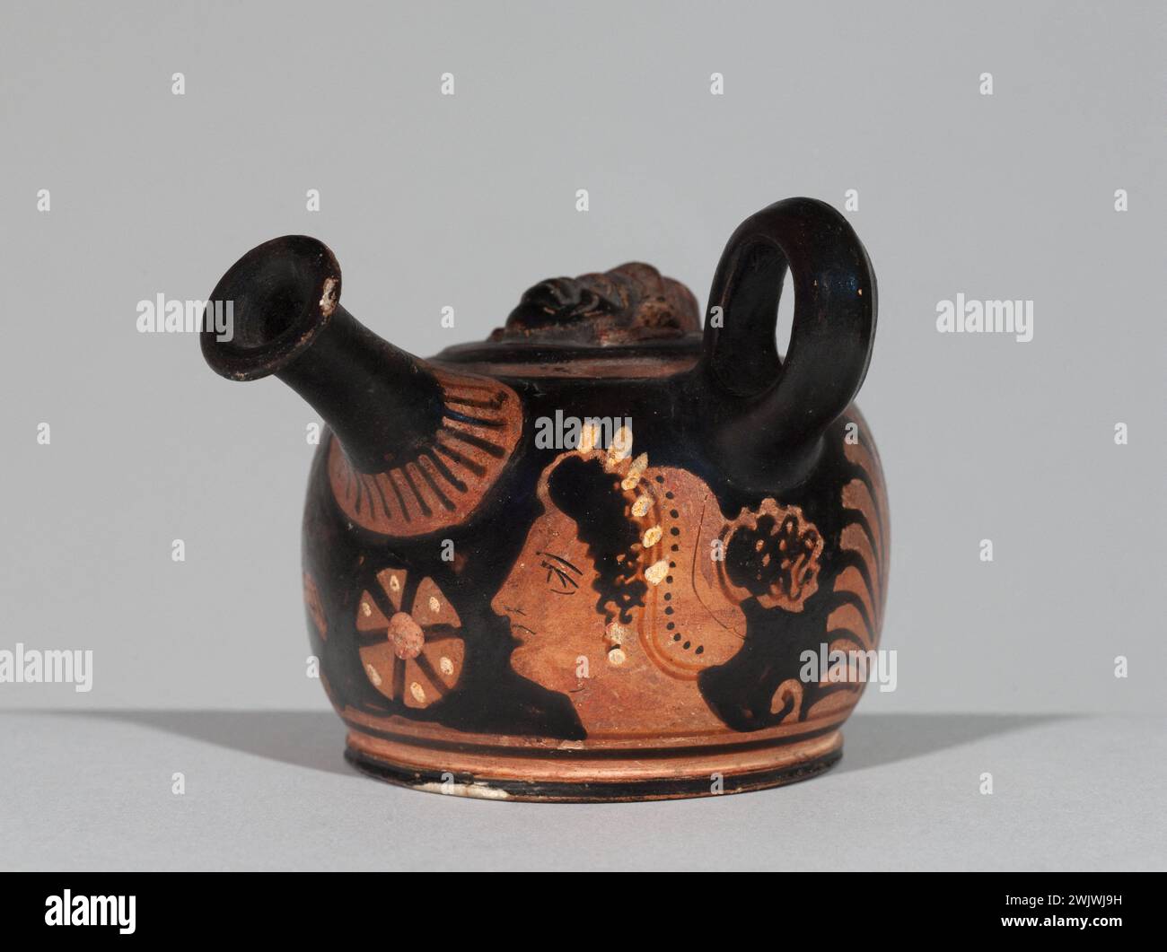 Guttus in the shape of a surprise vase. Red figures and head -shaped ...