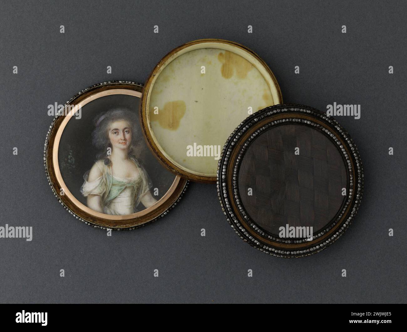 Ivory artifact hair hi-res stock photography and images - Alamy
