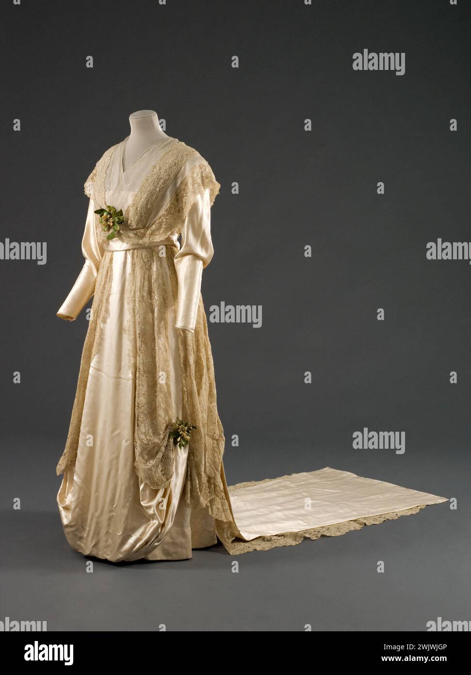 Agnès-Madame Havet house (Director). Wedding dress (overview). Lace ...