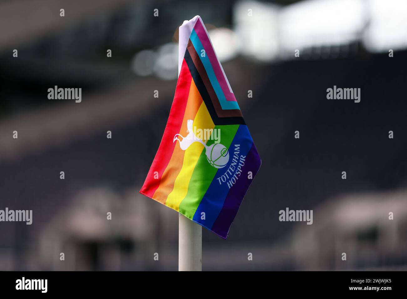 Tottenham hotspur stadium corner flag hi-res stock photography and ...