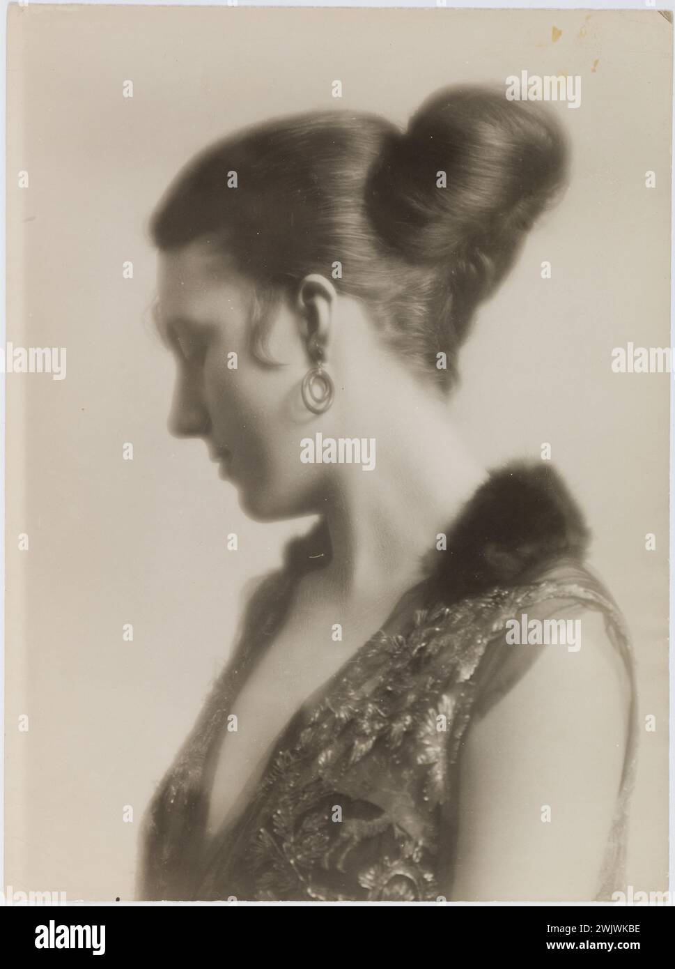 Wyndham. "Spanish hairstyle". Gelatino-argentic draw developed. 1924 ...