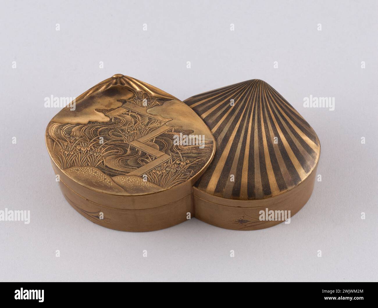 Anonymous. Gold lacquer perfume box appearing 2 shells. Lacquer. Museum ...