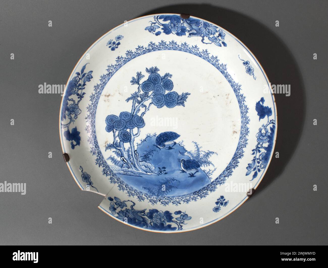 Flat. "Blue and white" porcelain, Qing dynasty (1644-1912). Provenance ...