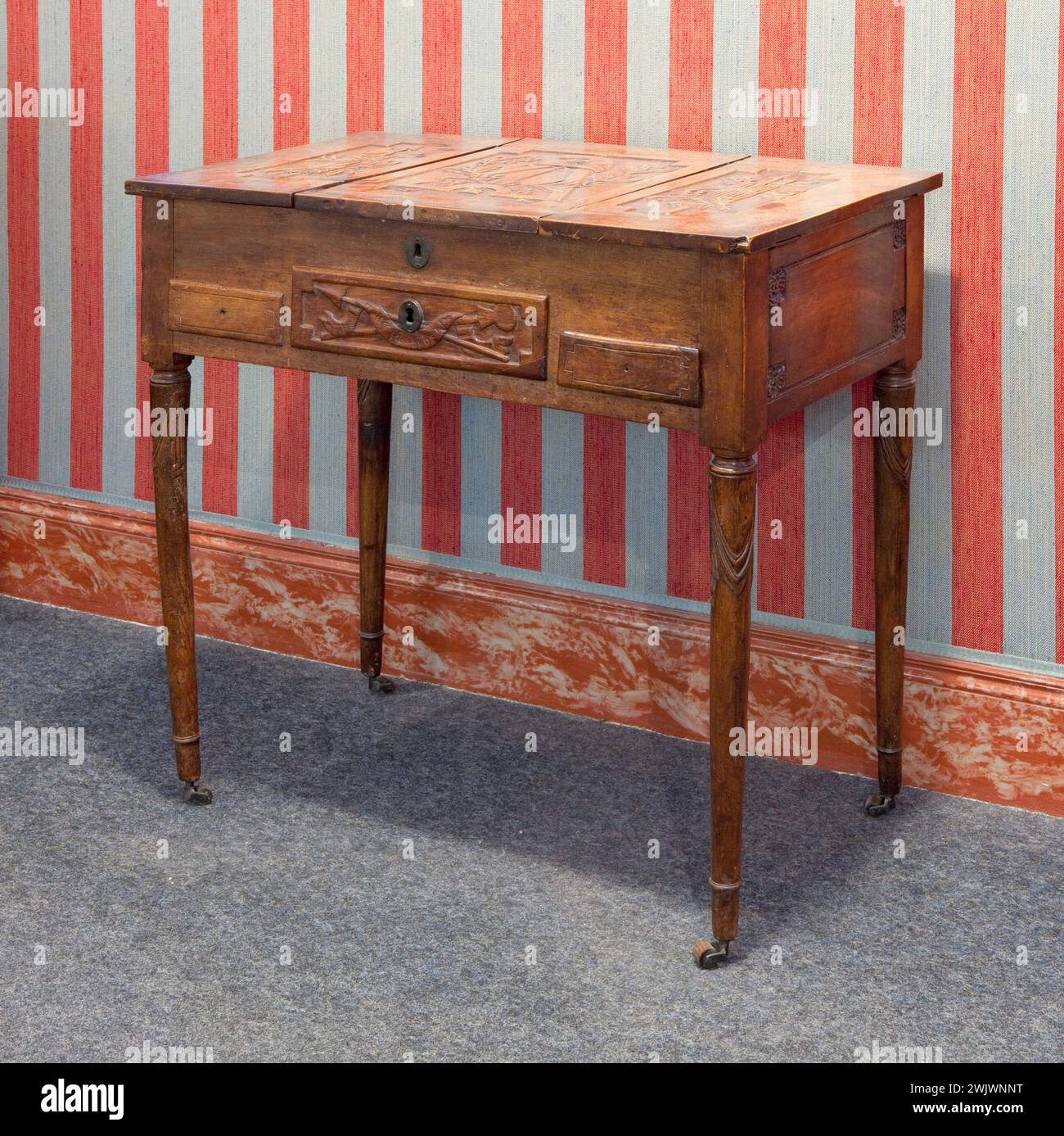 Anonymous. Dressing table. Walnut. 1792. Paris, Carnavalet museum ...