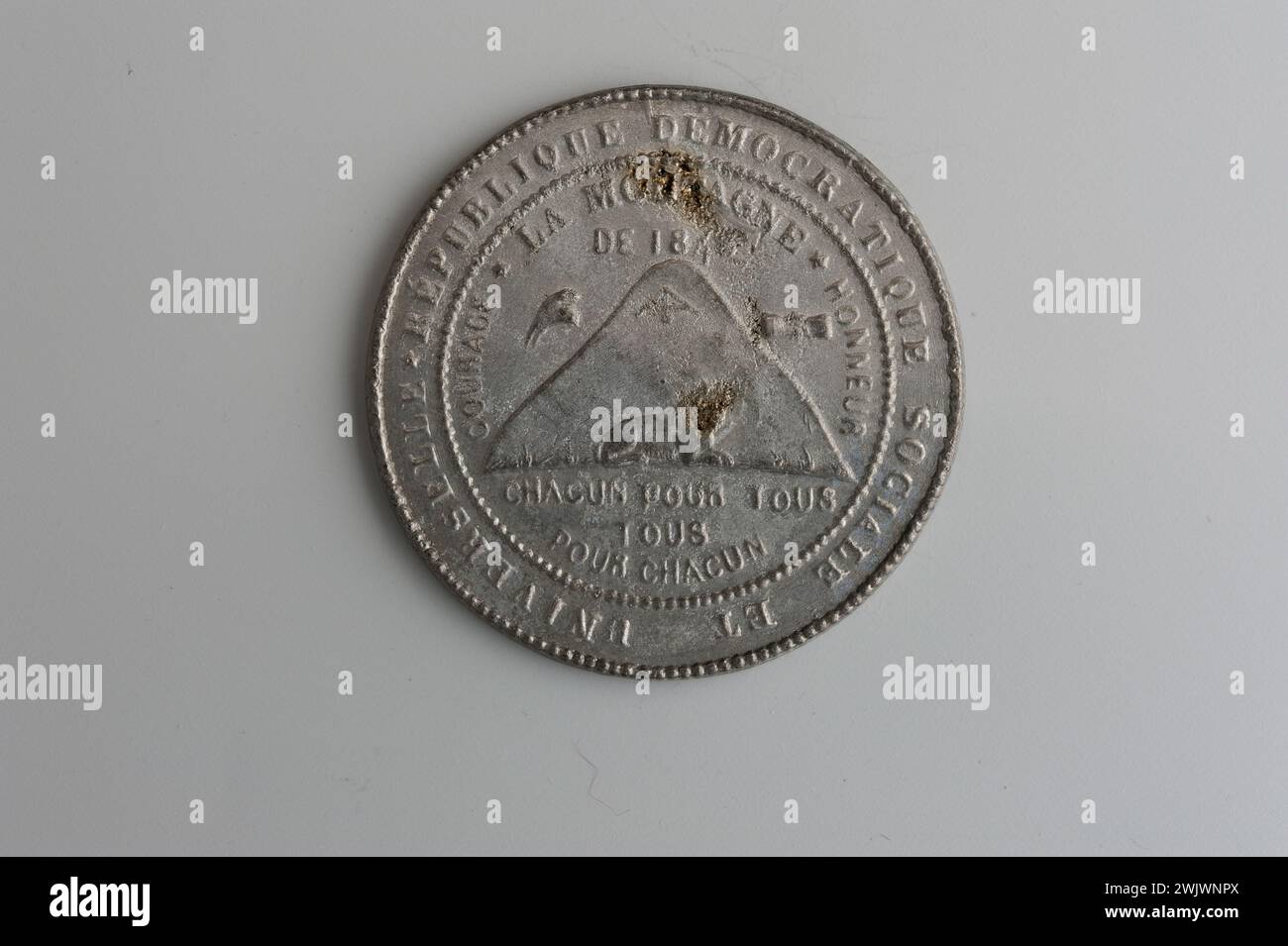 Carnavalet museum, medal collection Straight in the center, two frogs ...
