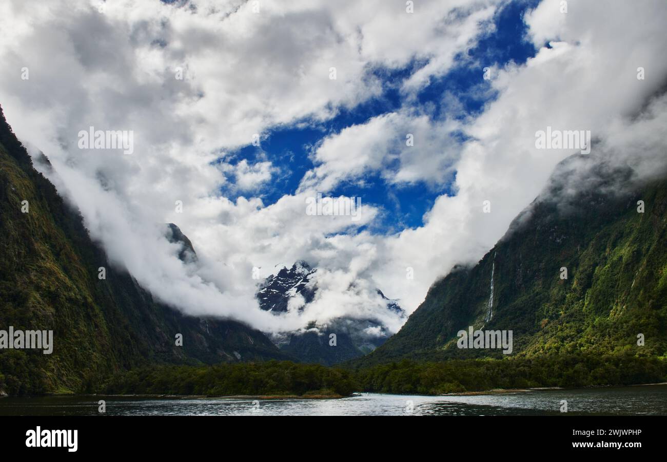 Landscape of Milford Sound / Piopiotahi, South Island, New Zealand ...