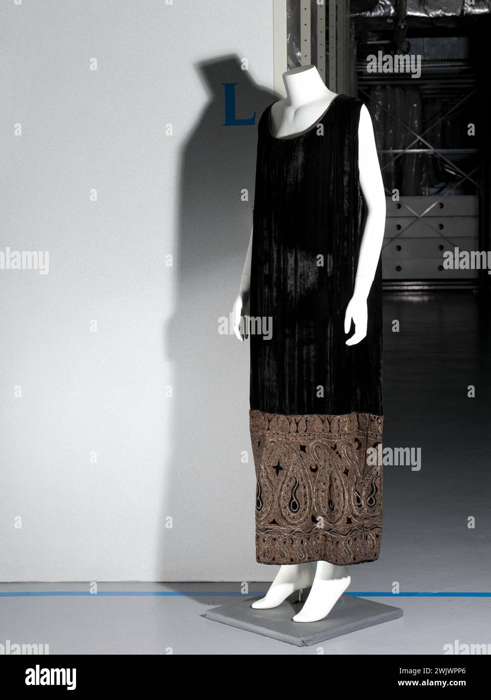 Babani. Golden embroidered black velvet dress. 1922. Galliera, fashion ...