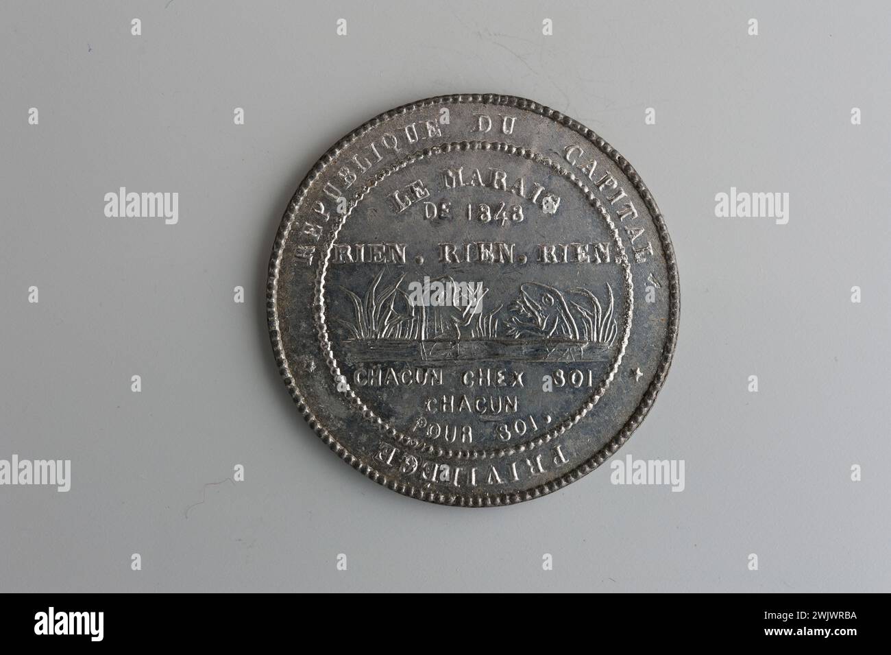 Carnavalet museum, medal collection Straight in the center, two frogs ...