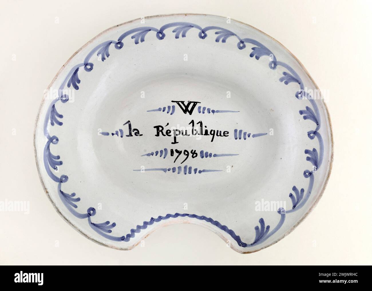 Anonymous. Beard dish "Vive la République". Earthenware. 1798. Paris ...