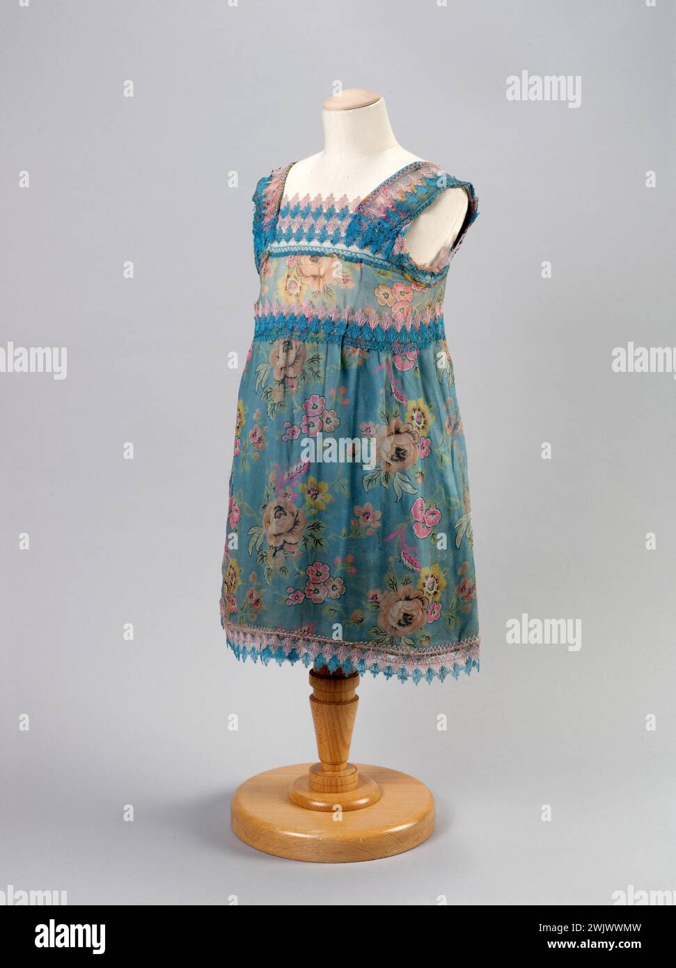 Pink muslin robe hi-res stock photography and images - Alamy