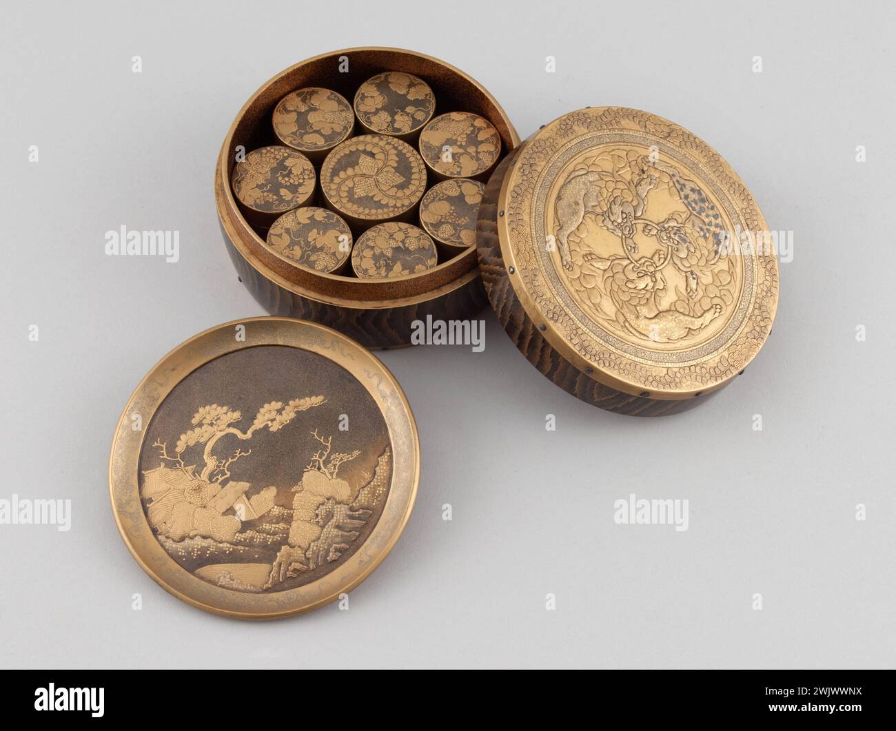 Anonymous. Round box forming drum, in gold lacquer imitating wood ...