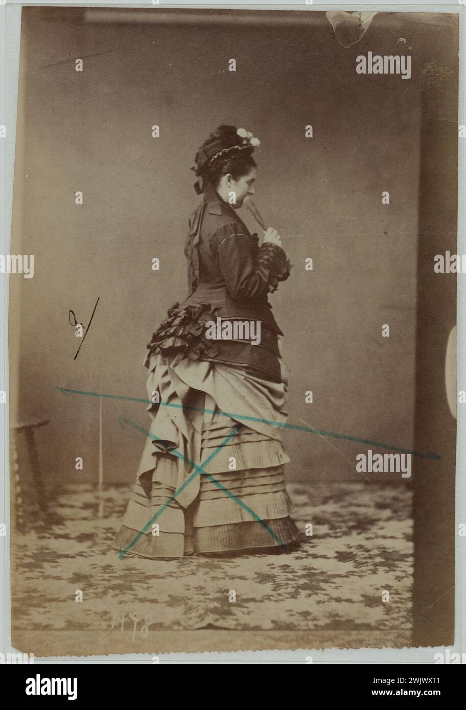 Back view anonymous female hi-res stock photography and images - Alamy