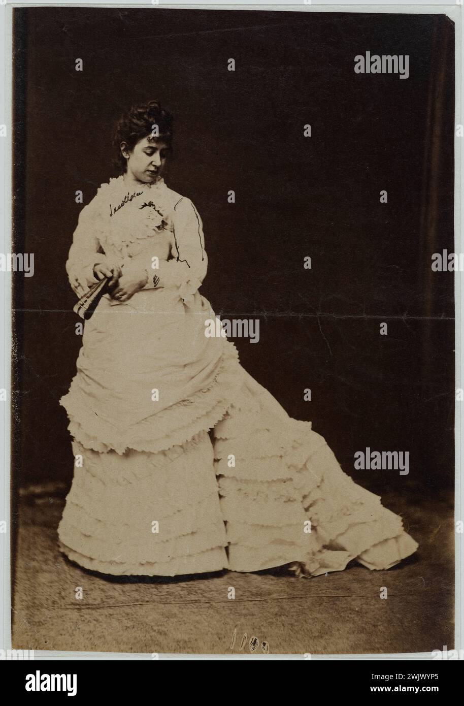 3/4 back woman with a range. 1870-1875. Anonymous photography. Galliera ...