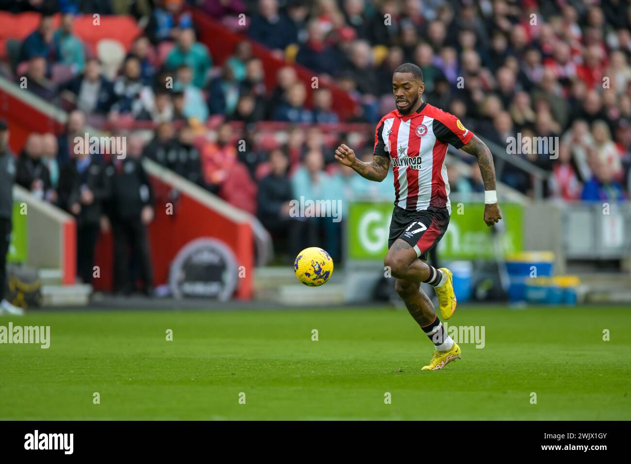 Ivan Toney of Brentford FC drives forward with the ball during the ...