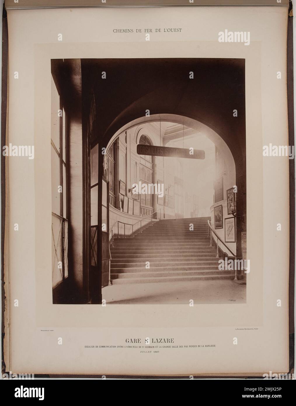 Saint-Lazare station. Communication staircase between the hemicyle of ...