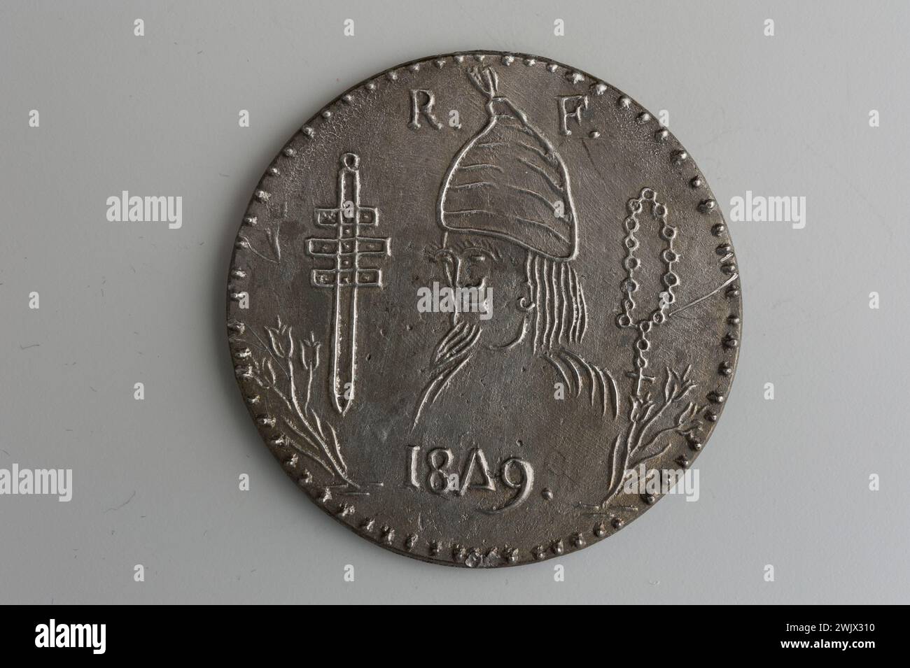 Carnavalet museum, medal collection Right Burlesque head to the right ...