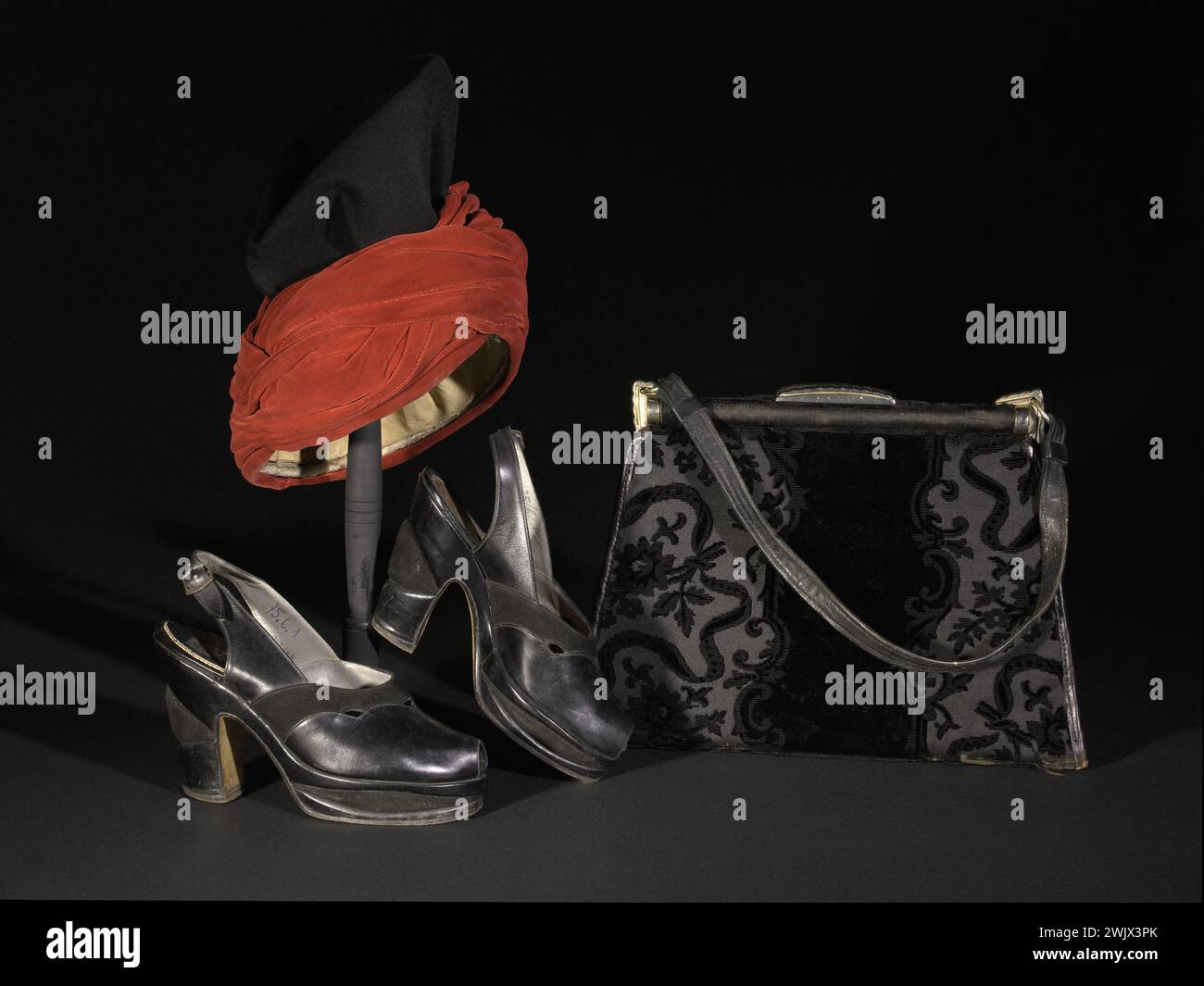 Trapezoidal handbag provided with a handle, in chopped black silk ...