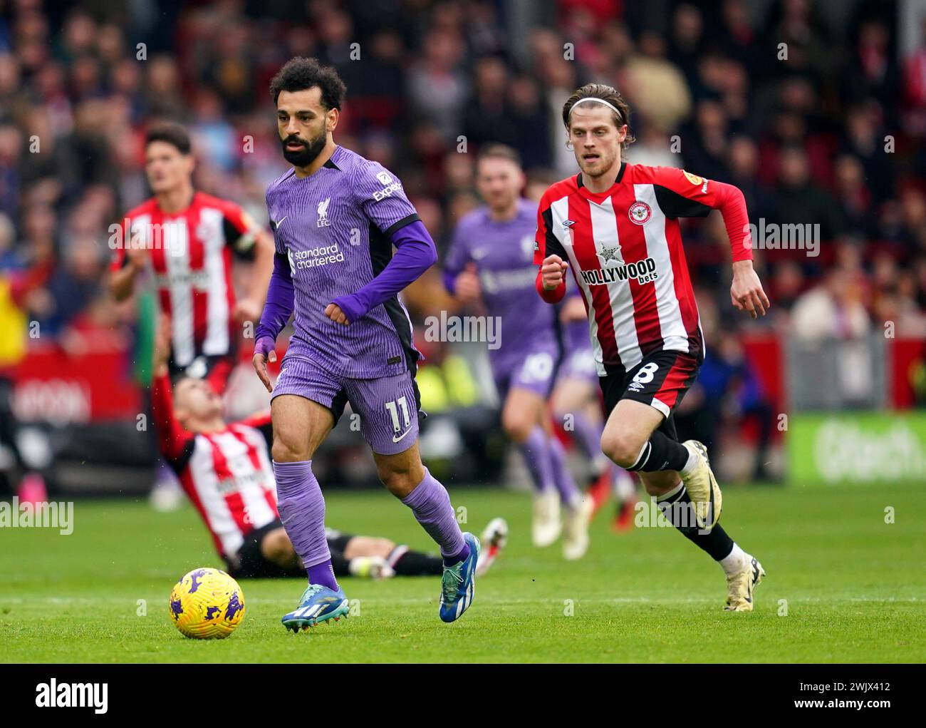 Liverpools mohamed salah controls ball hi-res stock photography and ...