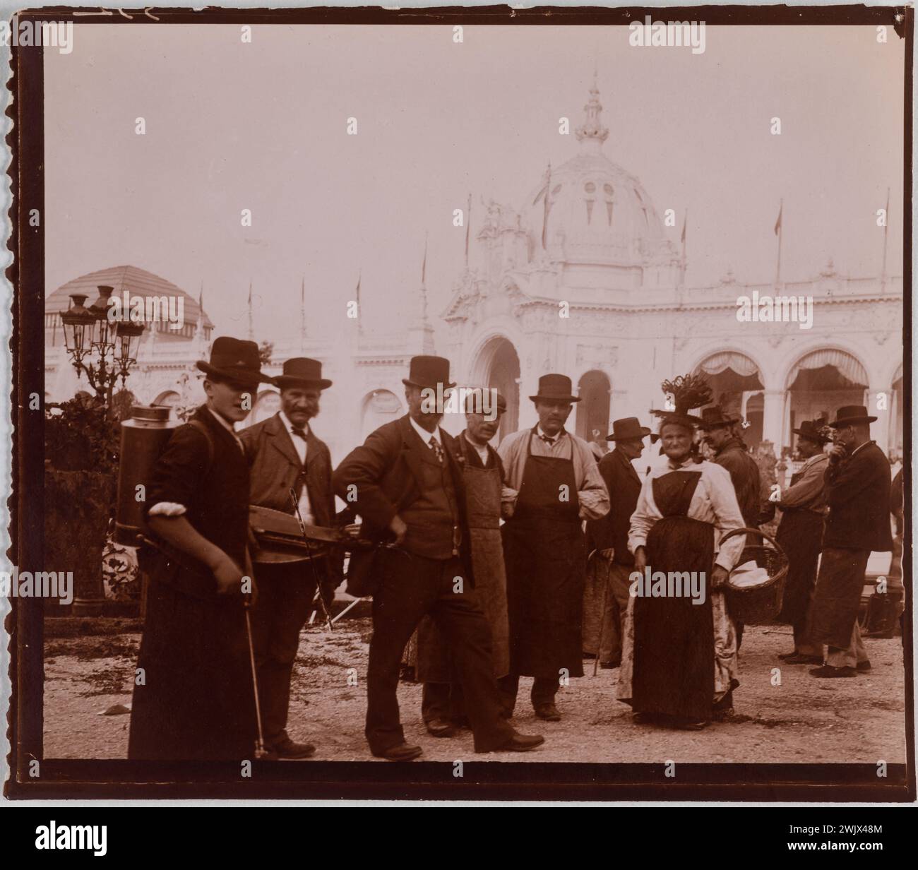 Universal exhibition of 1900. Harvest festival. "Group of people, Paris ...