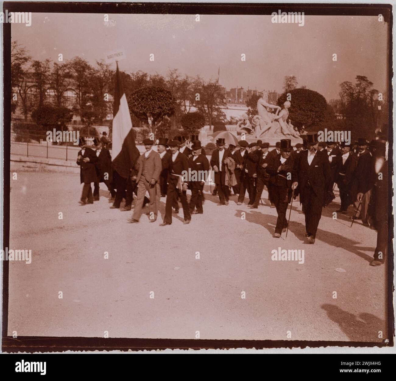 Universal exhibition of 1900. "Group of mayors walking with the French ...